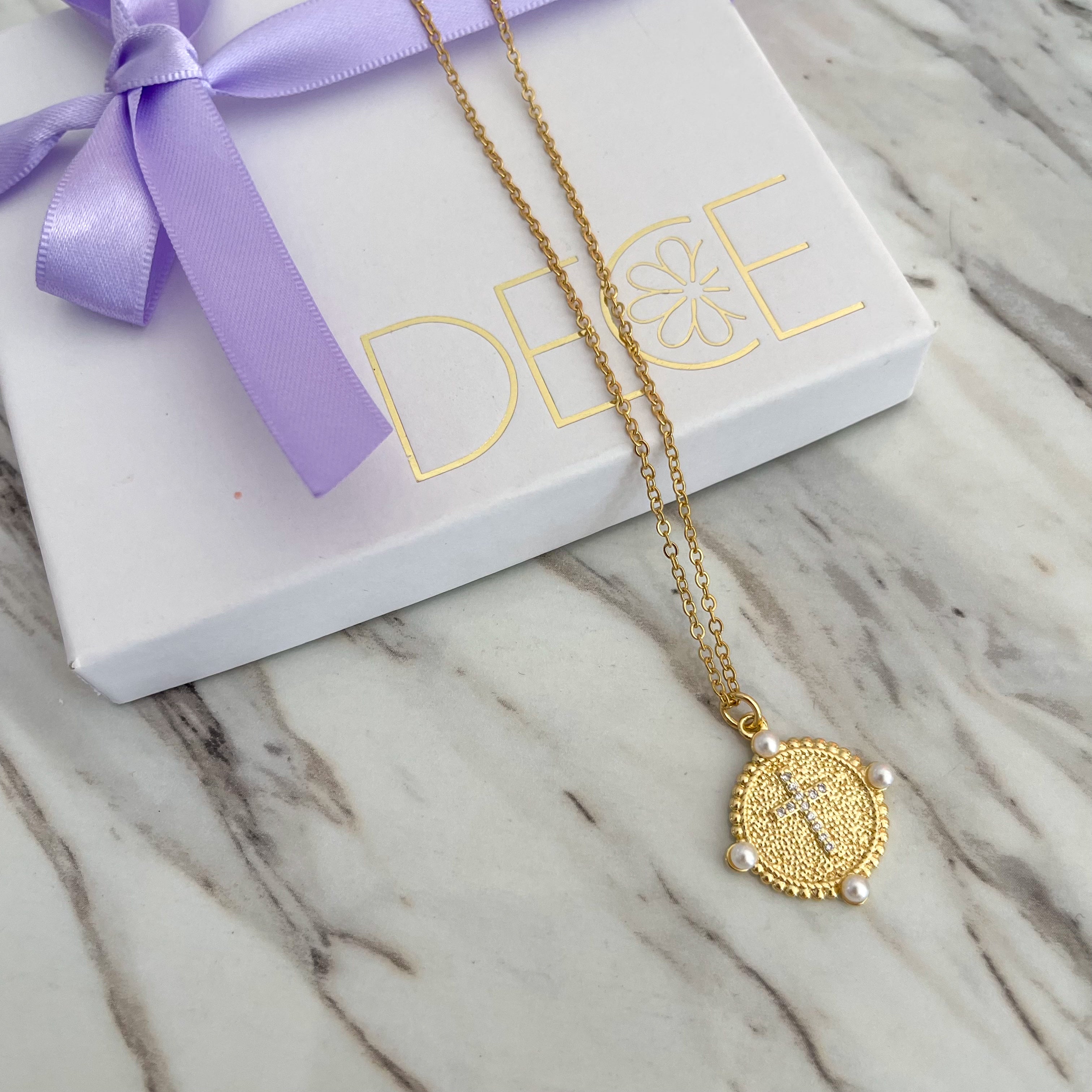 Cadena cruz 4 perlas – deceaccesorios